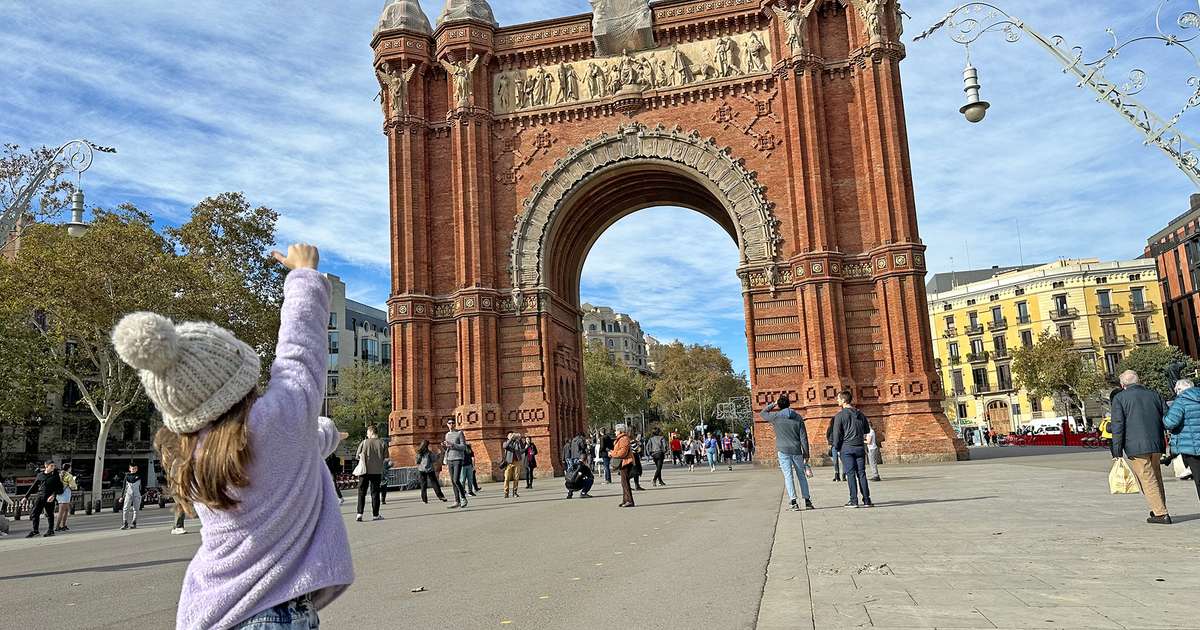 Kid-friendly Modernismo Private Guided Tour with Gaudi's Houses ...